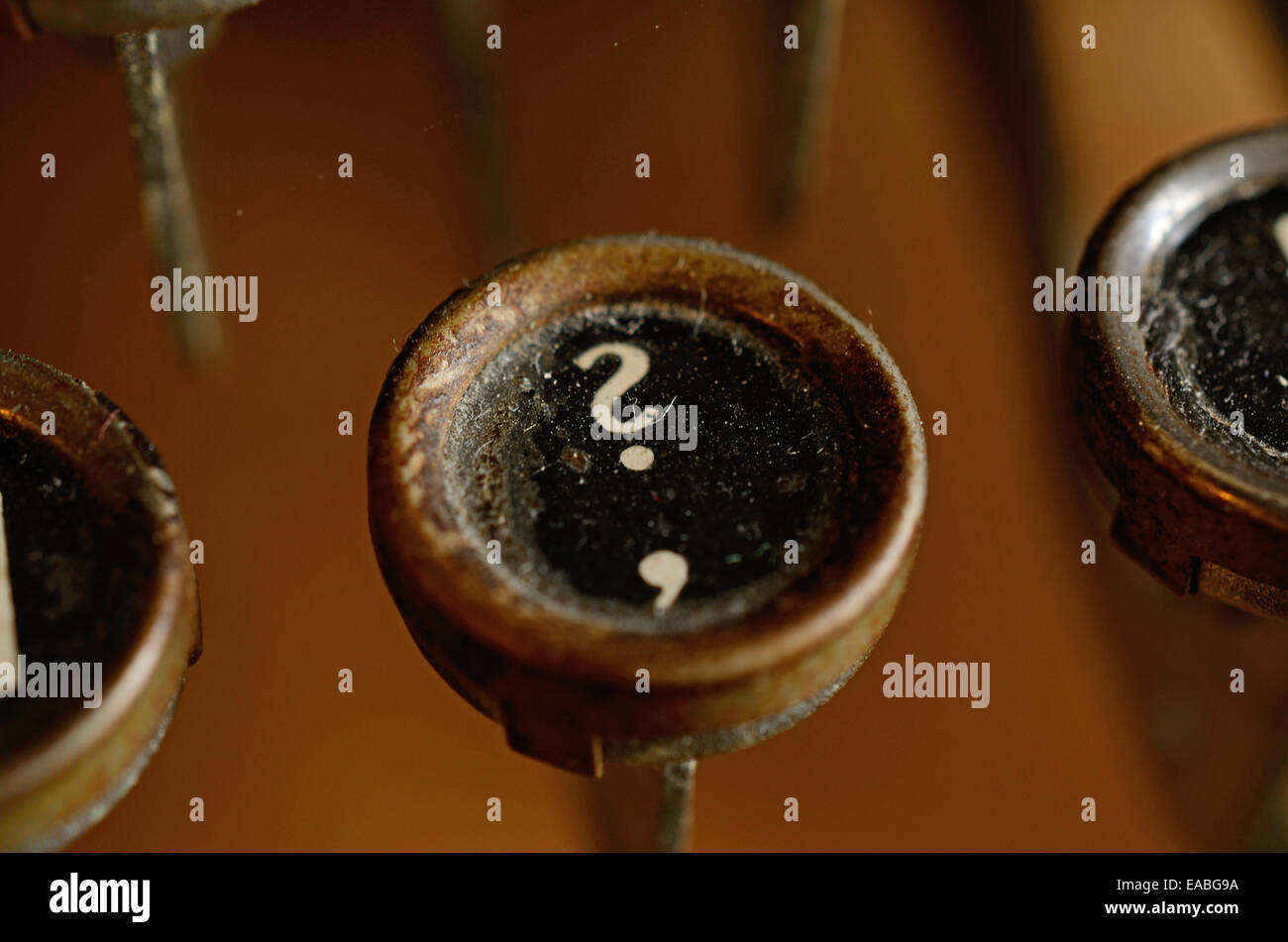 Point d'interrogation sur une vieille machine à écrire et rouillées ...