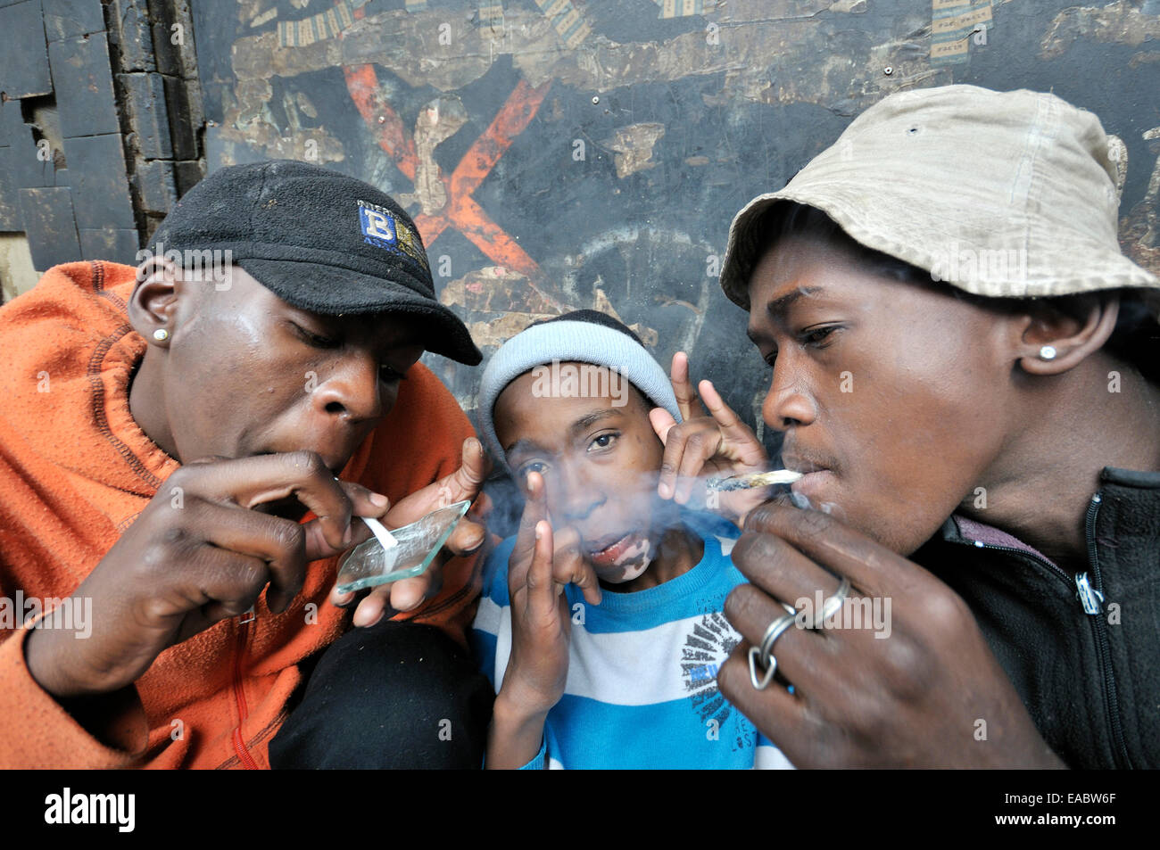 L'Afrique du Sud Johannesburg Hillbrow street kids consommer des ...