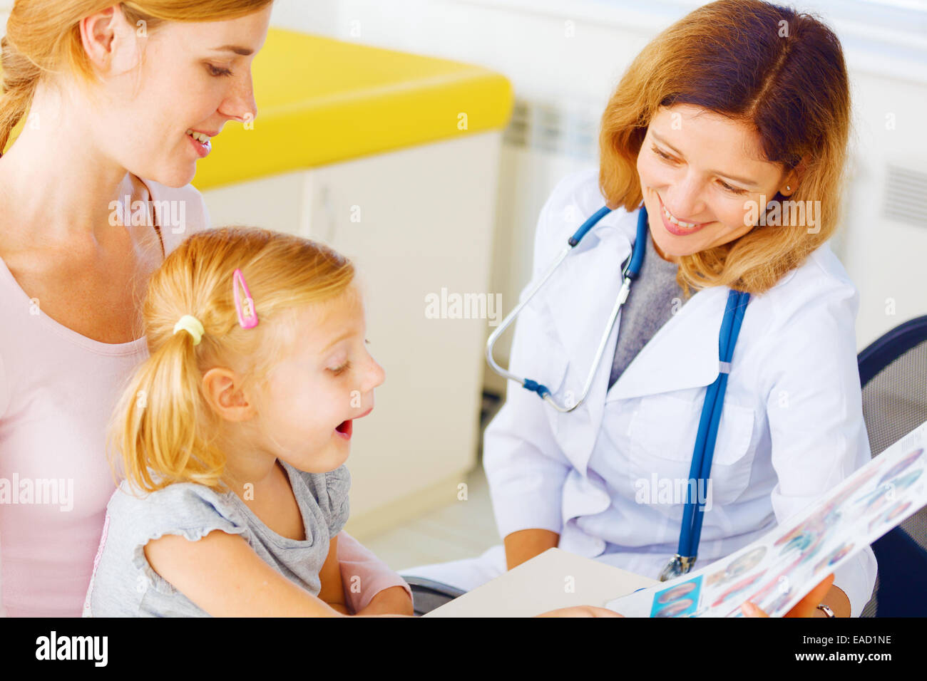 Child doctor pediatrician illustration Banque de photographies et d ...