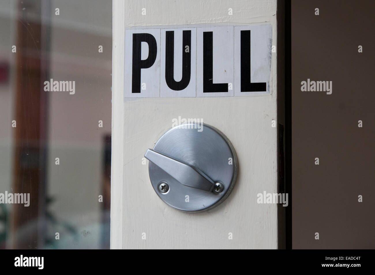 Pull sign door Banque de photographies et d’images à haute résolution ...