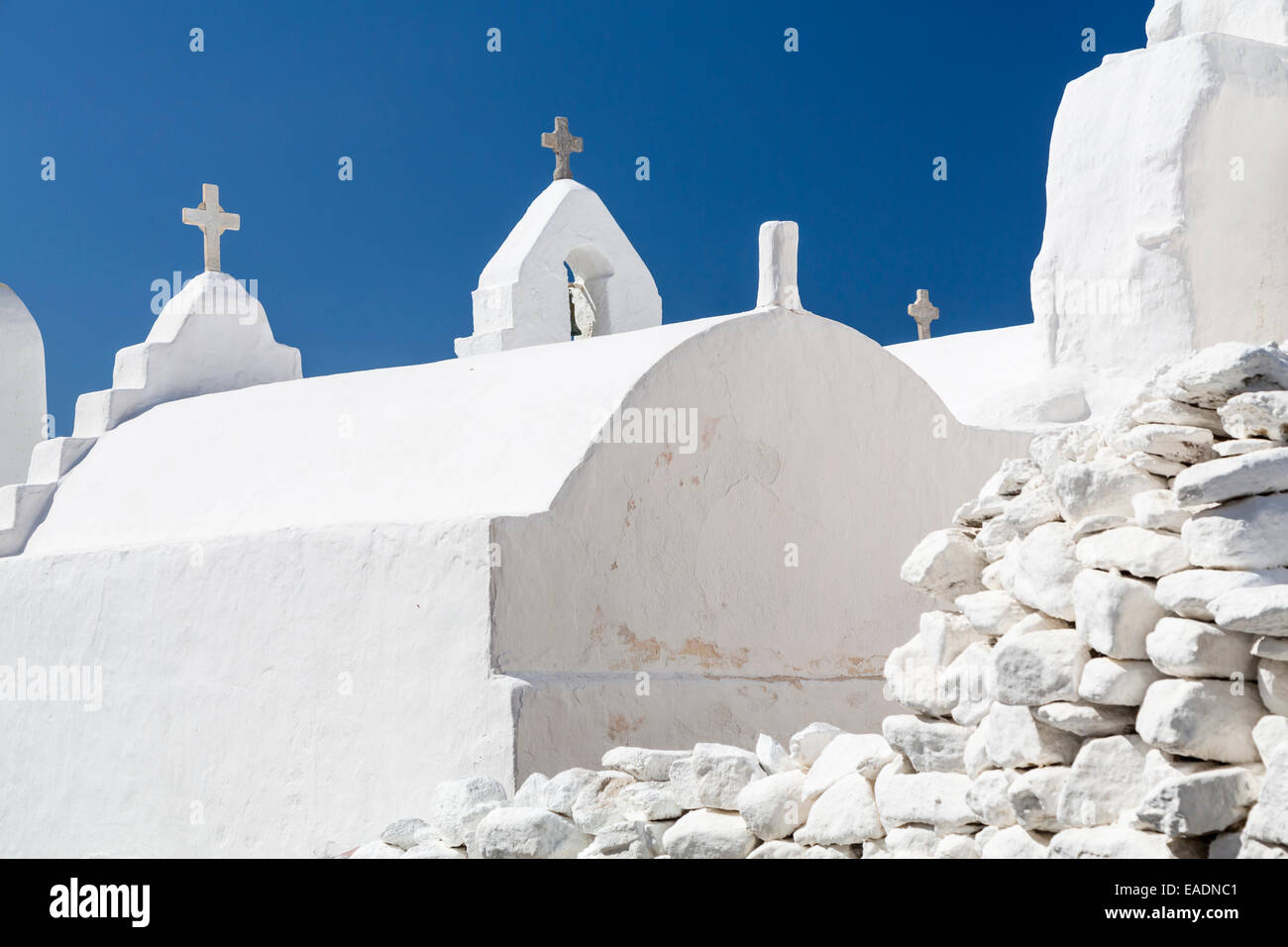Une église blanche avec Dome et les croix dans le village de Chora sur ...