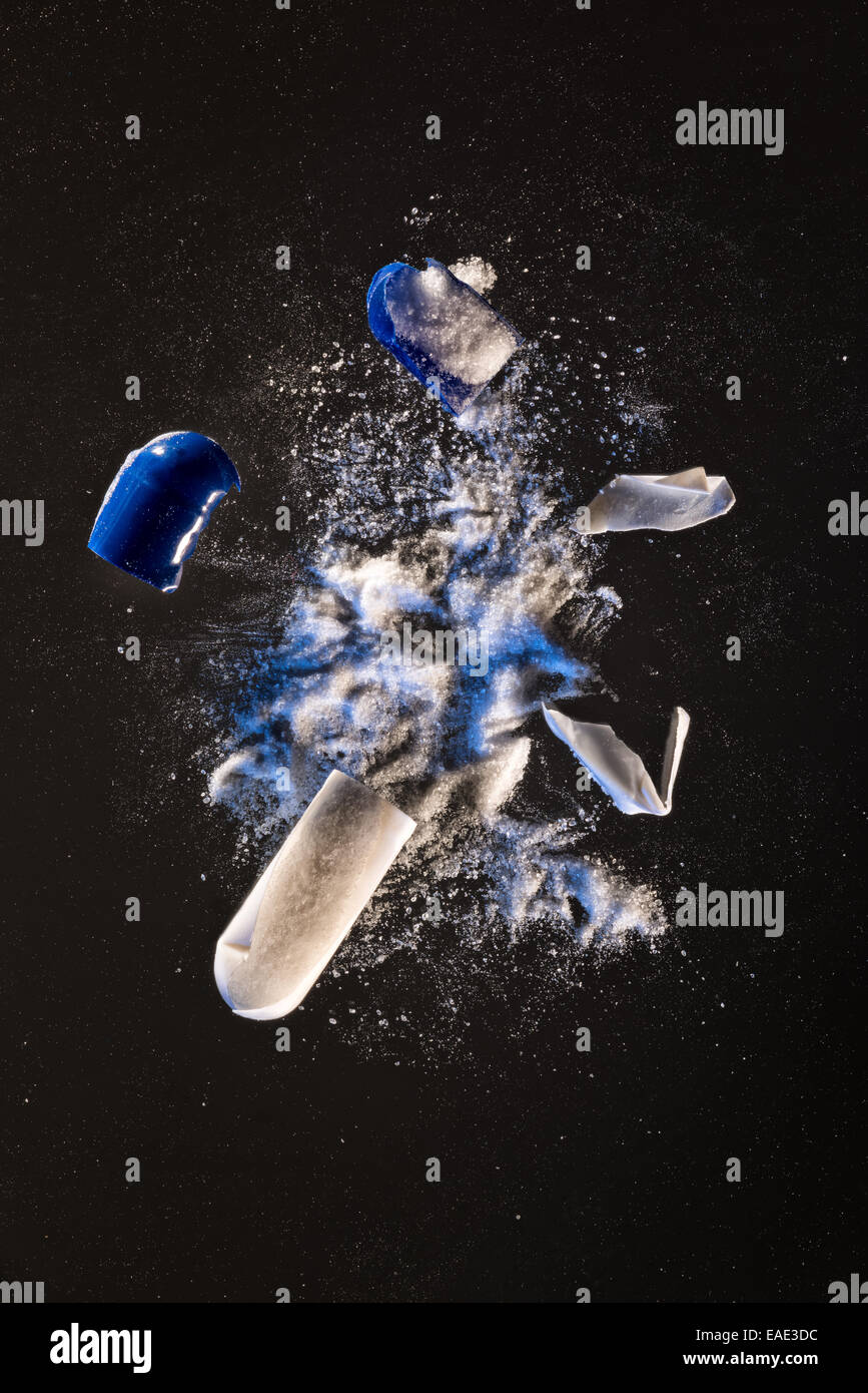 Broken pill Banque de photographies et d’images à haute résolution ...