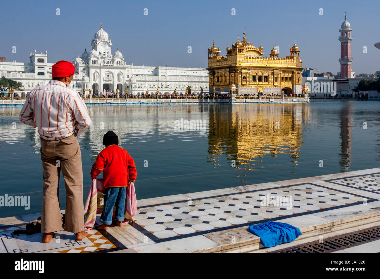 Les Sikhs se préparent à se baigner dans le Sarovar, le Golden Temple d ...