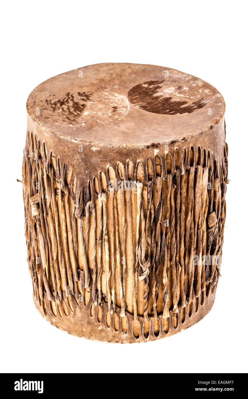 Un tambour africain traditionnel isolé sur fond blanc Photo Stock - Alamy
