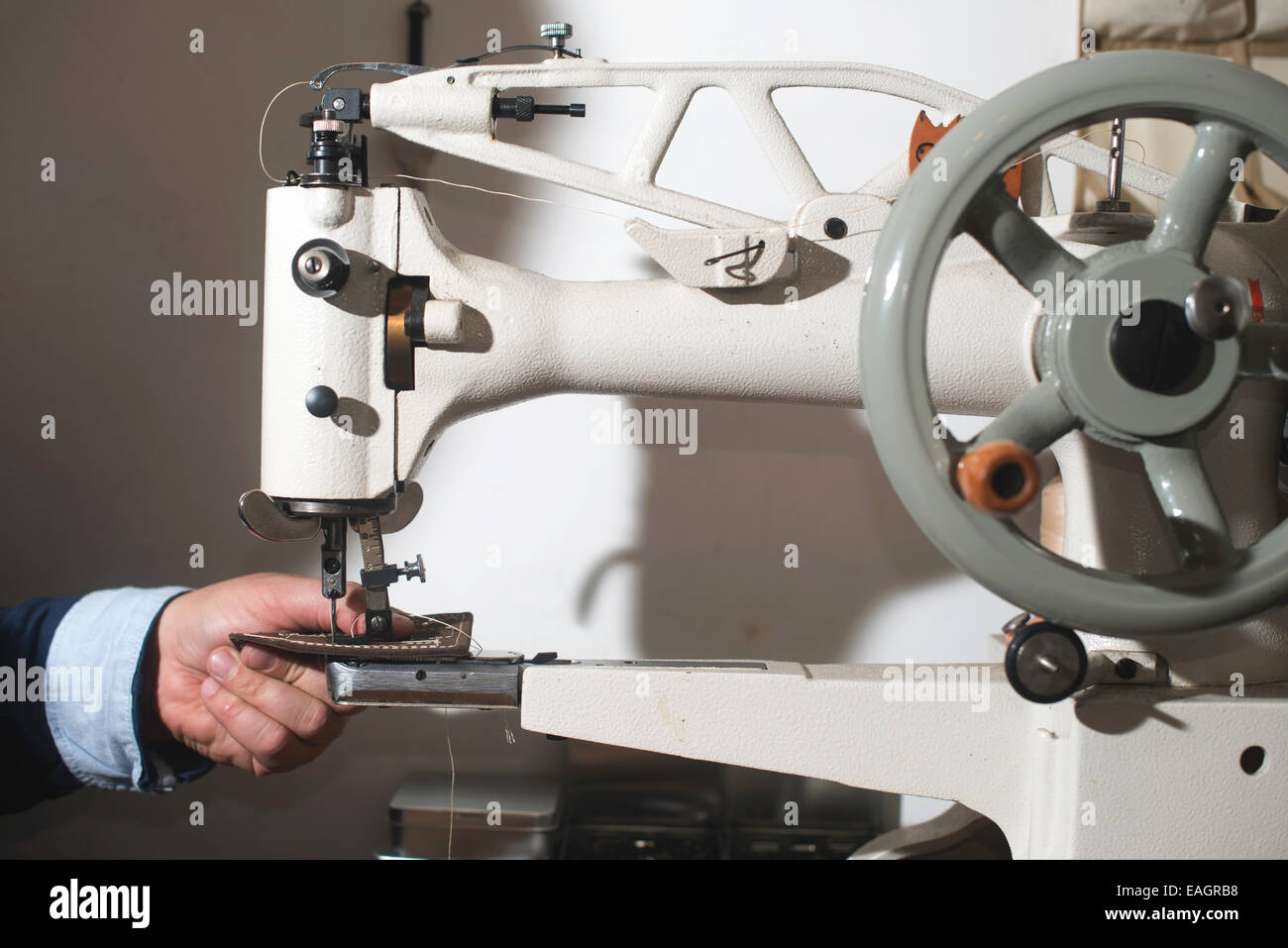 Coudre le cuir. Machine manuelle Photo Stock - Alamy