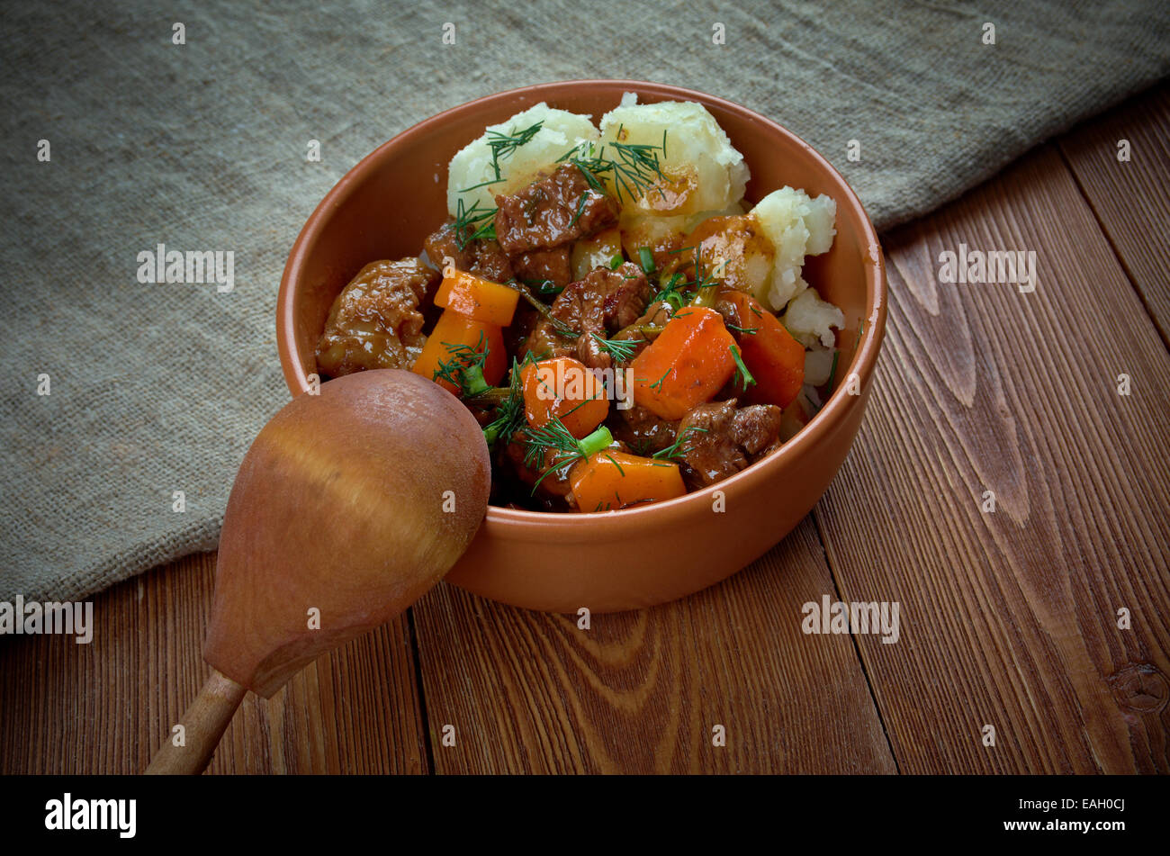 Kalops traditionnel suédois - ragoût de boeuf mijoté lentement avec des ...