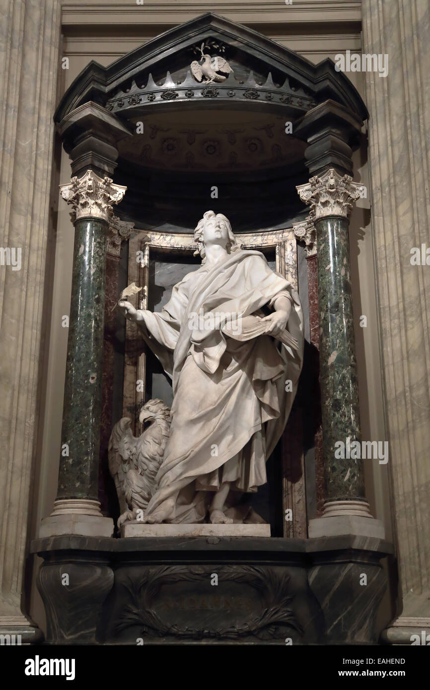 Statue de Jean l'évangéliste l'apôtre dans une niche dans le ...