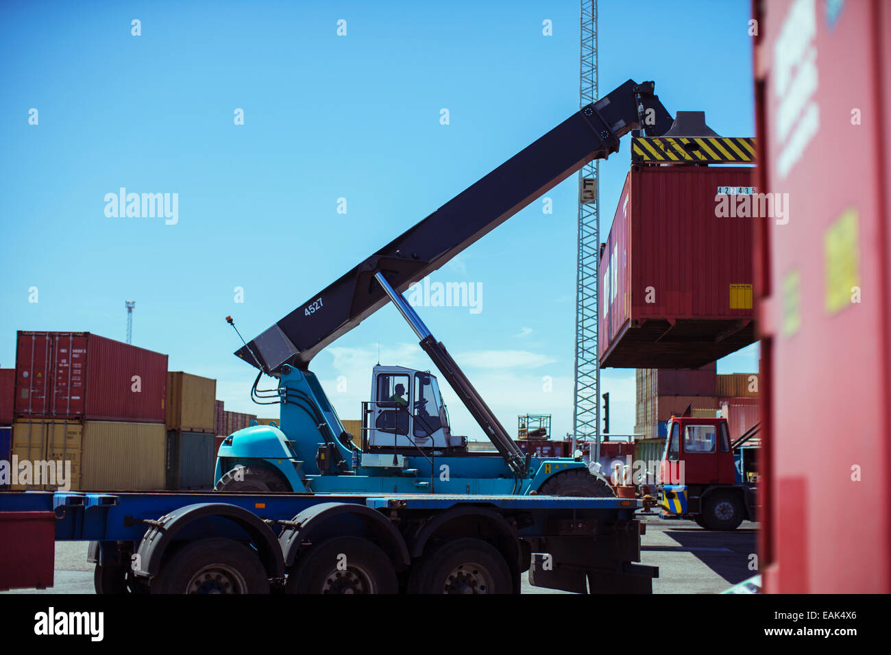 Grues chargement porte conteneur Banque de photographies et d’images à ...