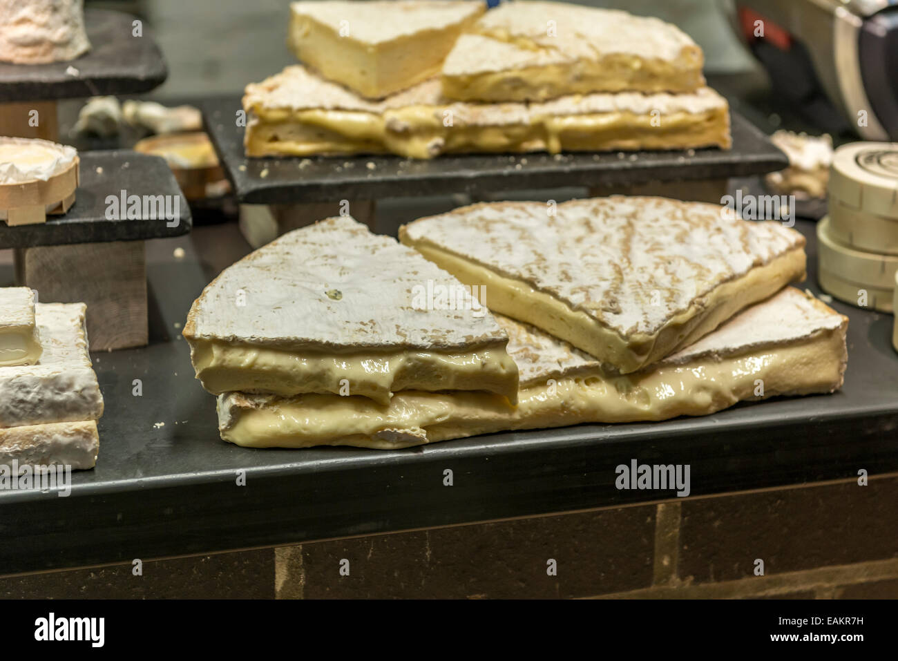 Pile de différentes tailles de portions de fromage doux sur l'affichage ...