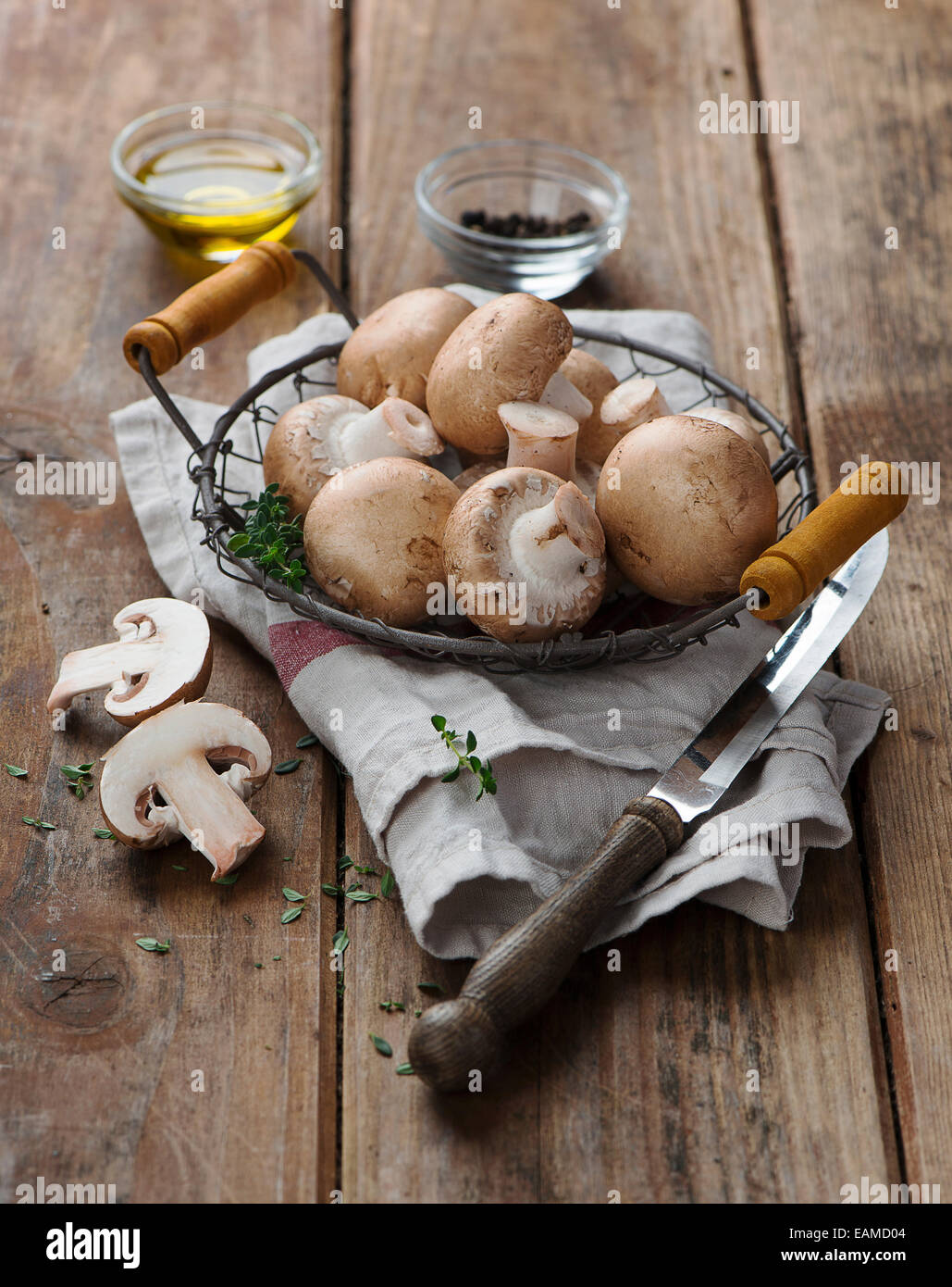 Nourriture et boisson manger planche comestible aux champignons Banque ...