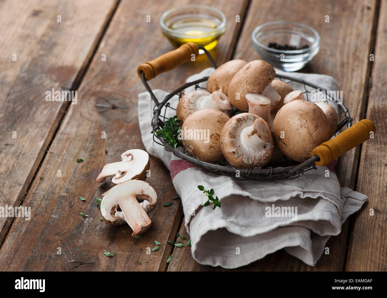 Nourriture et boisson manger planche comestible aux champignons Banque ...