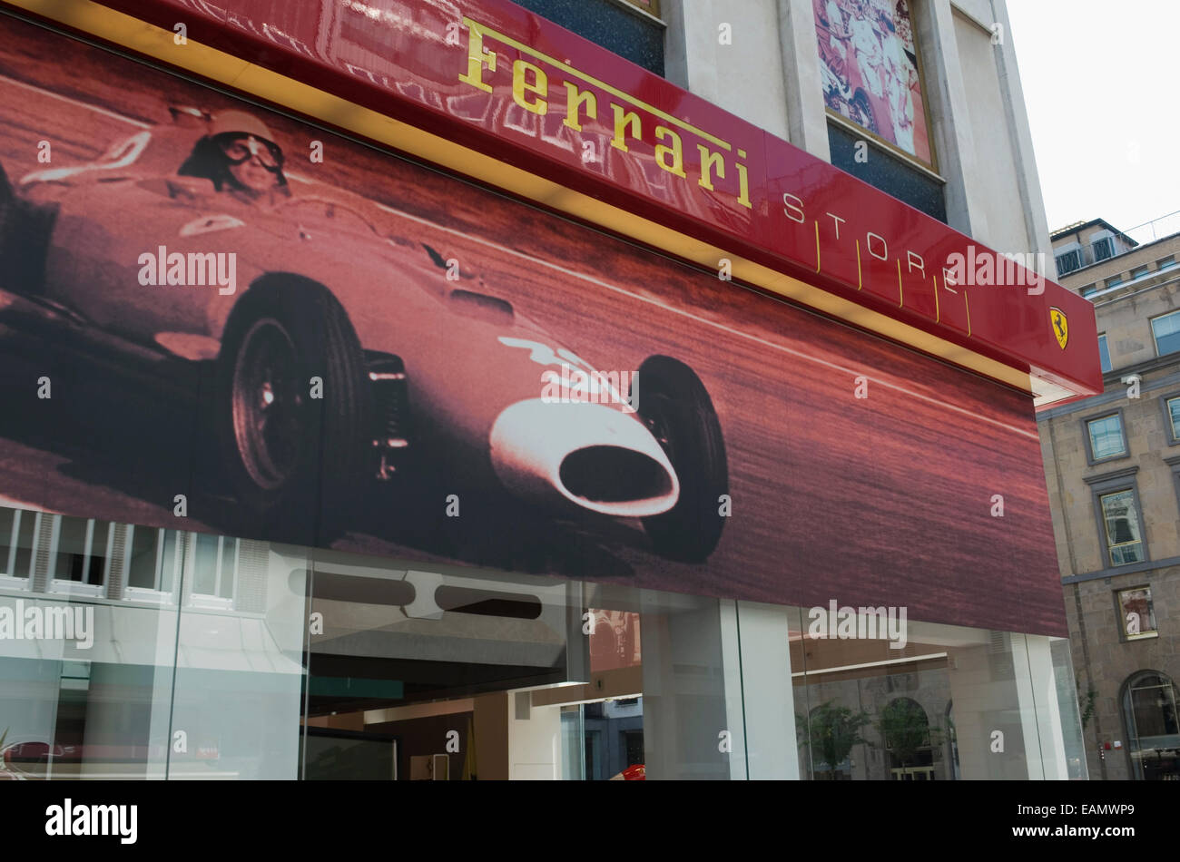 Ferrari store milan Banque de photographies et d’images à haute ...