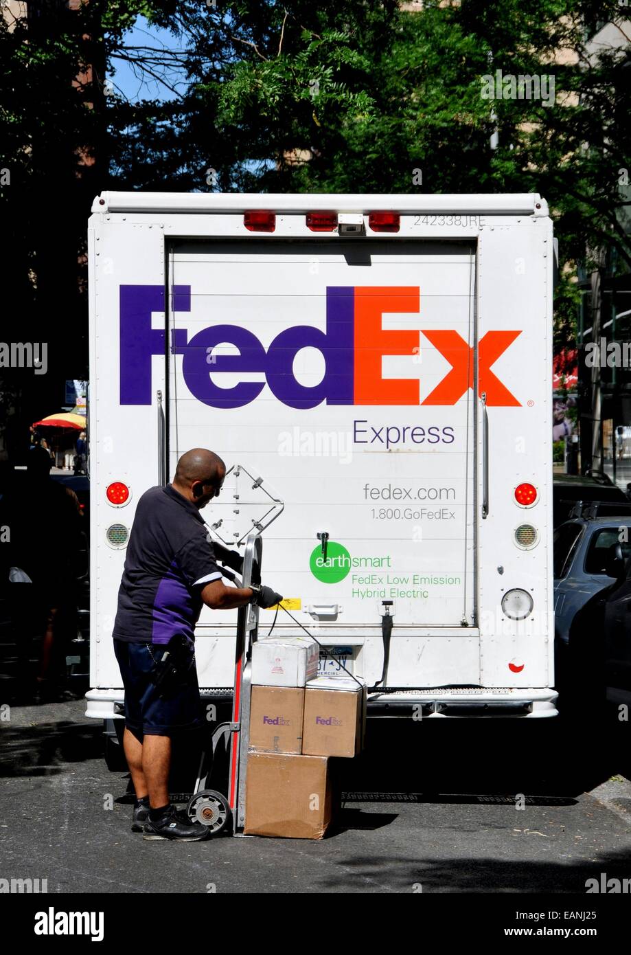 Fedex delivery man Banque de photographies et d’images à haute ...