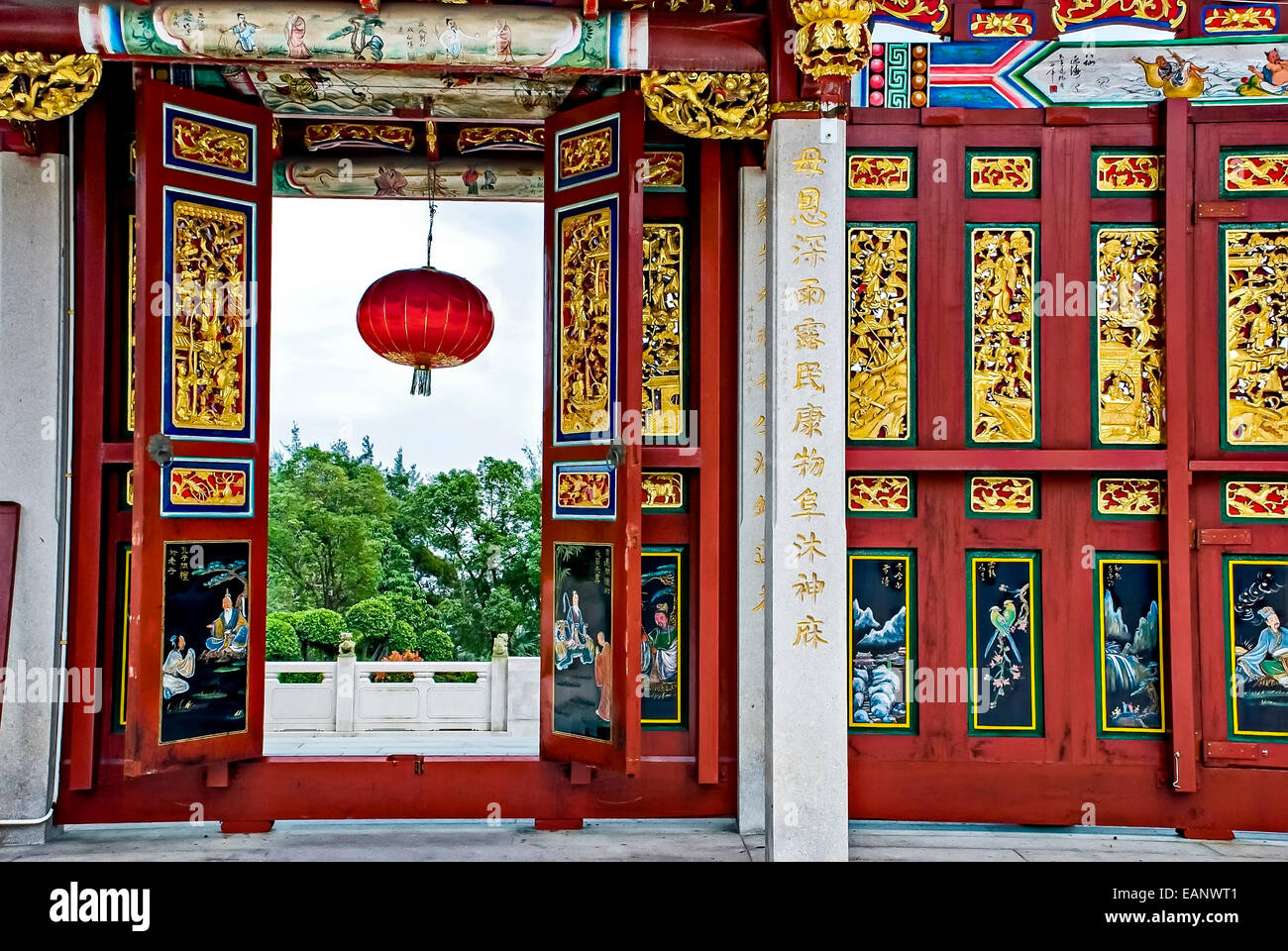 Alto de Coloane Temple. Portão de entrada ao templo e colunas decorados ...