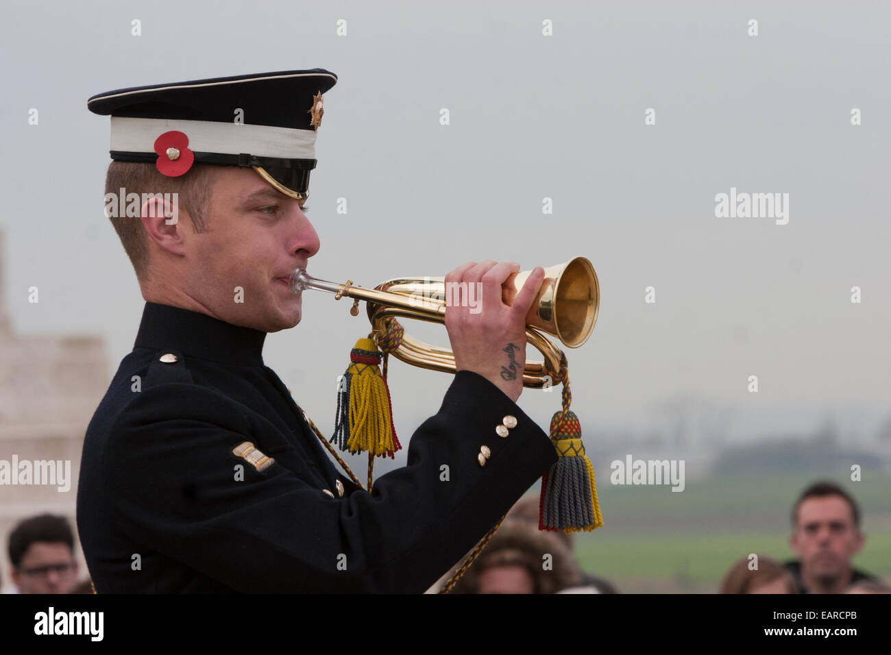 Guardsman Coldstream Ashley Cole signale le dernier message à Tyne Cot ...