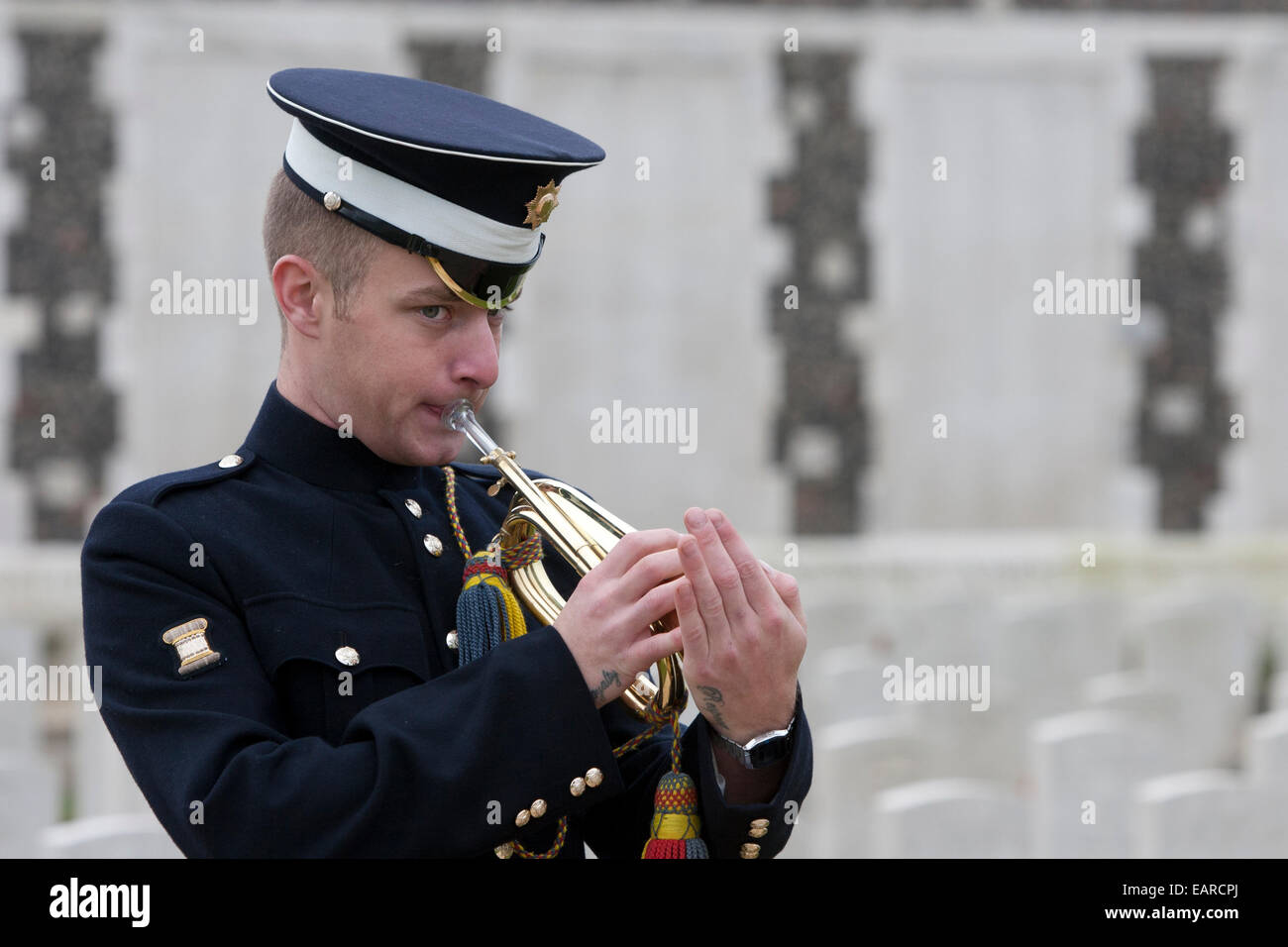 Guardsman Coldstream Ashley Cole signale le dernier message à Tyne Cot ...