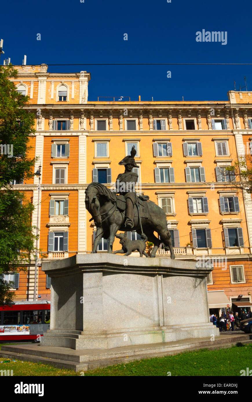 Monument de Carabiniers, de la Piazza del Risorgimento, quartier Borgo ...