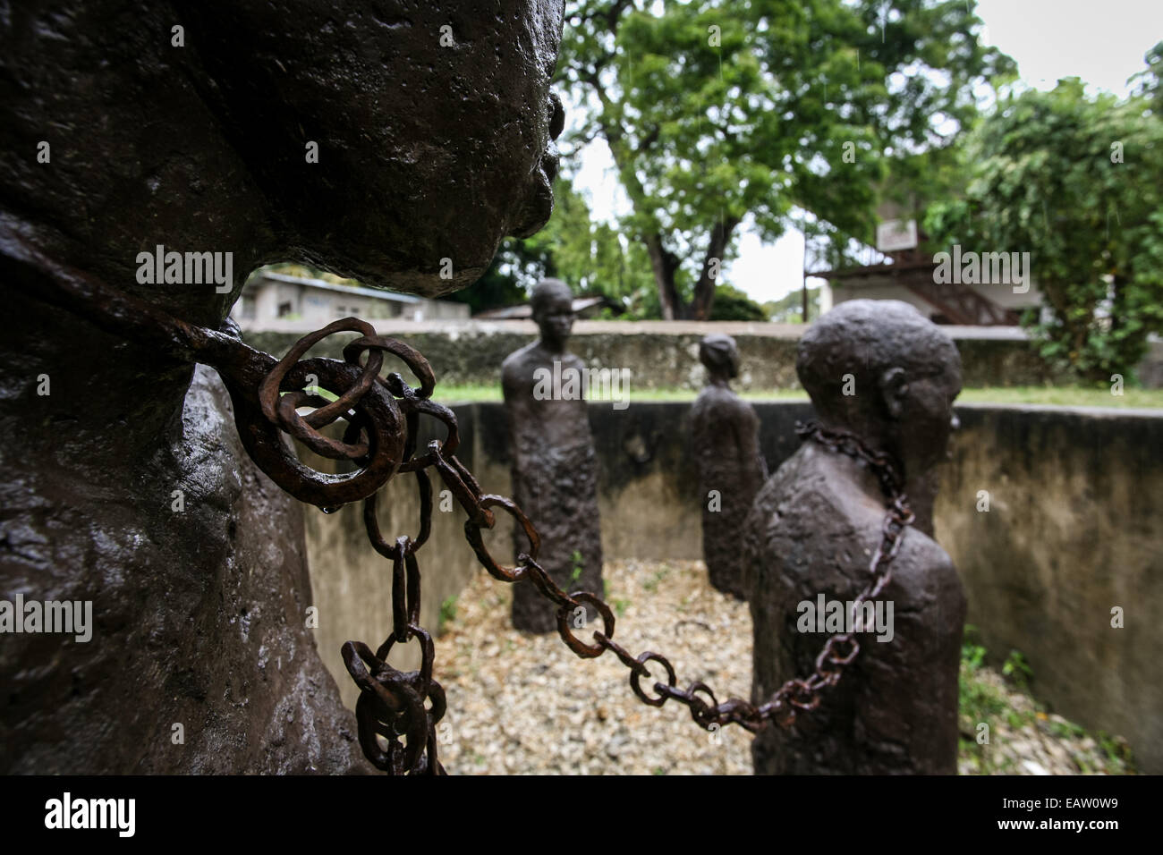 Monument de l'esclavage de sculptures et les chaînes des esclaves, près ...