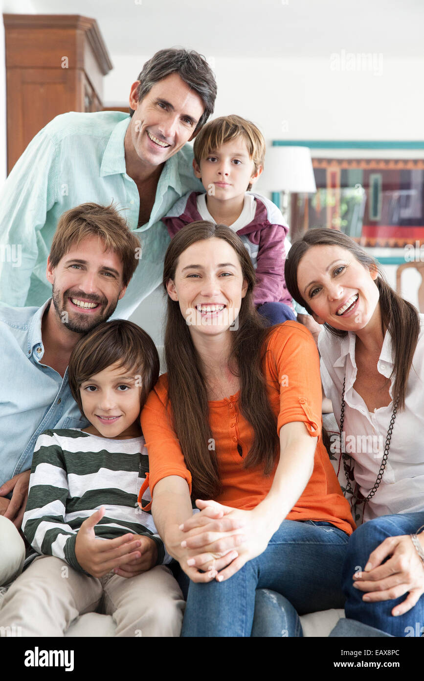 Famille ensemble dans la salle de séjour, portrait Photo Stock - Alamy