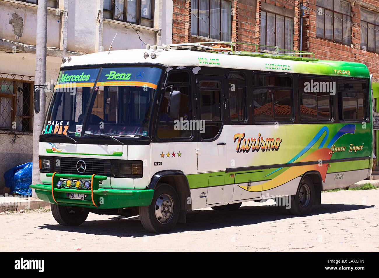 Bus allant à La Paz sur la rue, attendant d'être sur un ferry pour ...