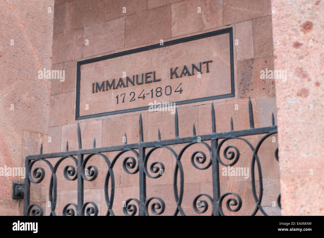 Tombe du célèbre philosophe allemand Emmanuel Kant dans la cathédrale ...