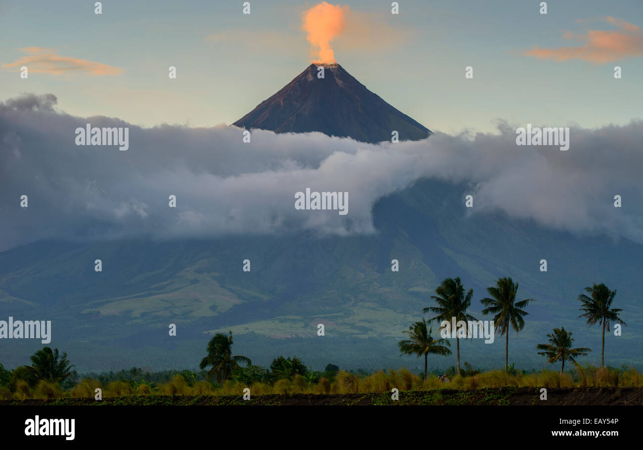 Mayon volcano Banque de photographies et d’images à haute résolution ...