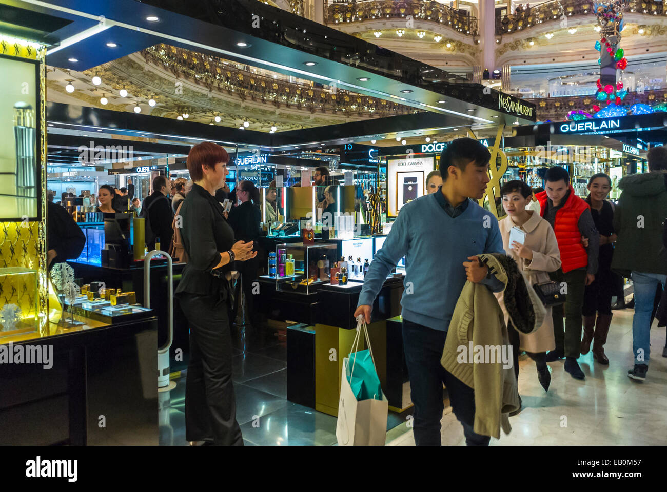 Paris, France, les gens faire du shopping à l'intérieur du grand ...