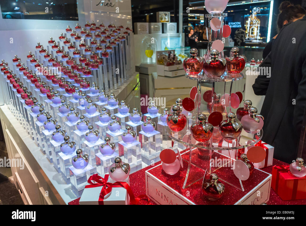 Paris, France, Perfumes Shopping à l'intérieur des grands magasins ...