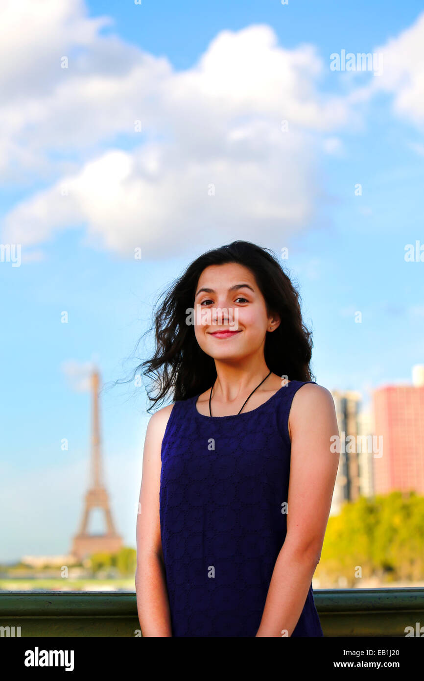 Teen and paris Banque de photographies et d’images à haute résolution ...