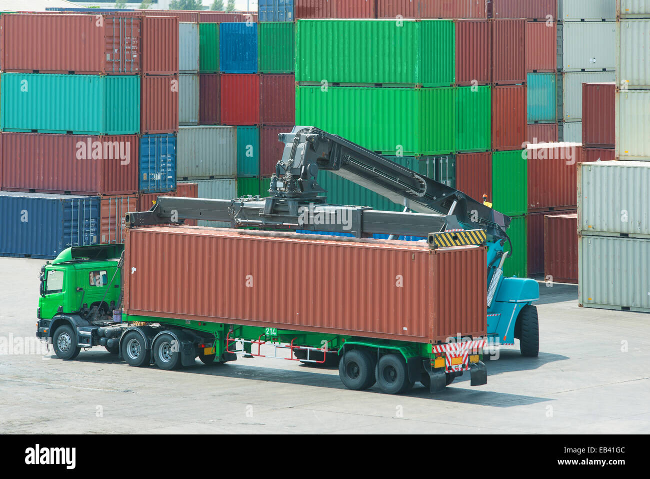 Chargement de camions porte conteneurs Banque de photographies et d ...