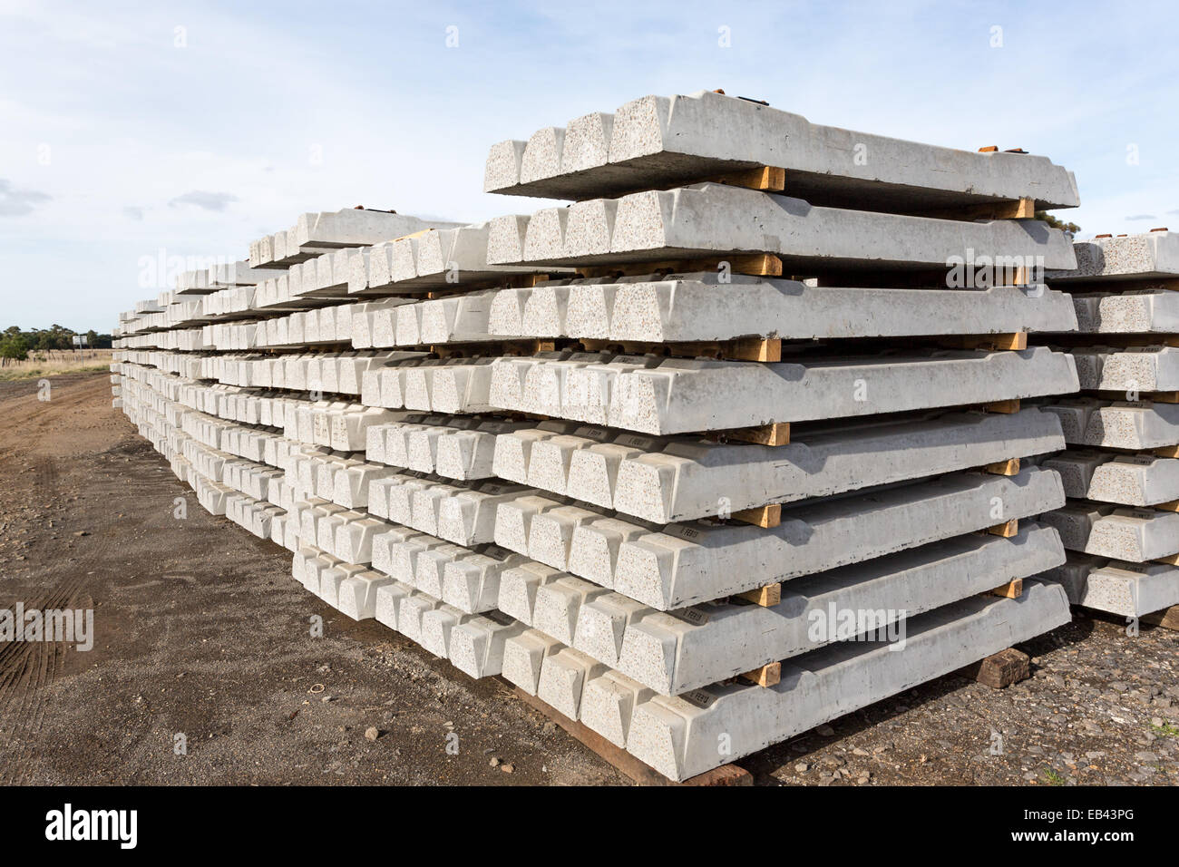 Traverses en Béton empilés dans l'attente de l'entretien de la ligne de ...