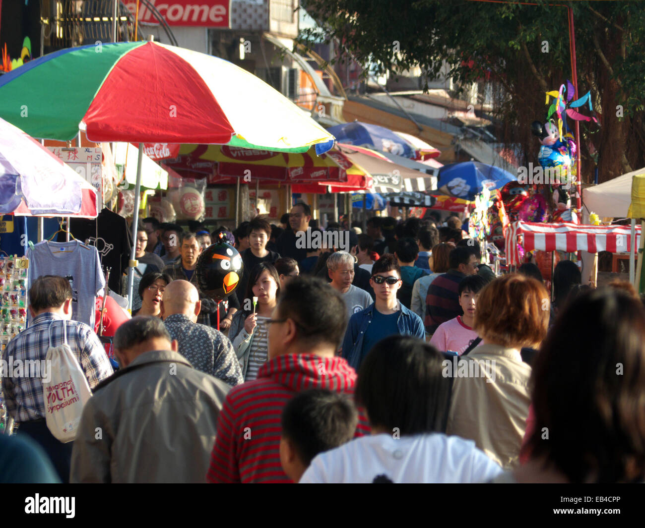 Chine Hong Kong Cheung Chau promenade du bord de scène de rue. Occupé ...