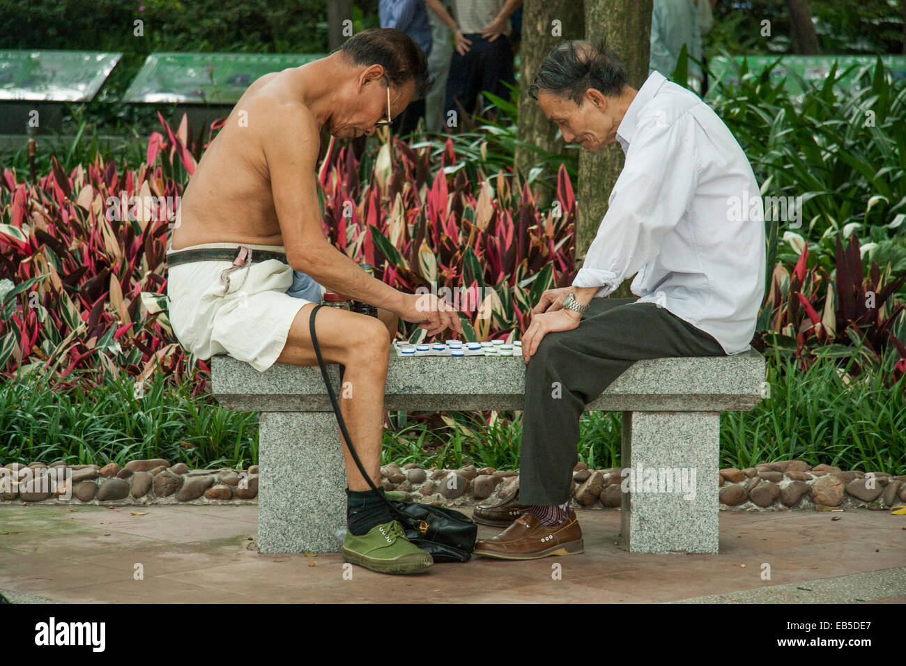 Hommes Assis Sur Un Banc Public Banque De Photographies Et Dimages à