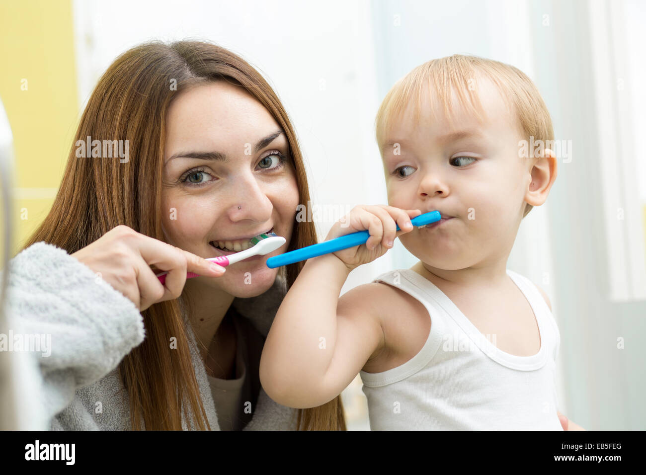 Apprendre à se brosser les dents Banque de photographies et d’images à ...