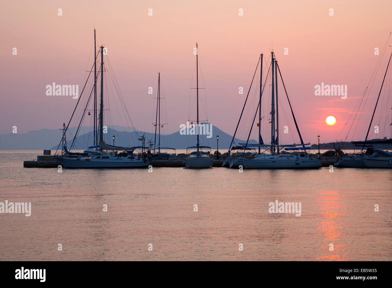 Ithaca, Frikes, îles Ioniennes, Grèce. Vue sur le port au lever du ...