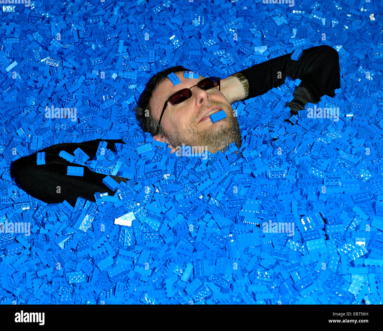 LEGO. Paul, âgé de 40 ans de Manchester et d'une fan de LEGO =remplit ...