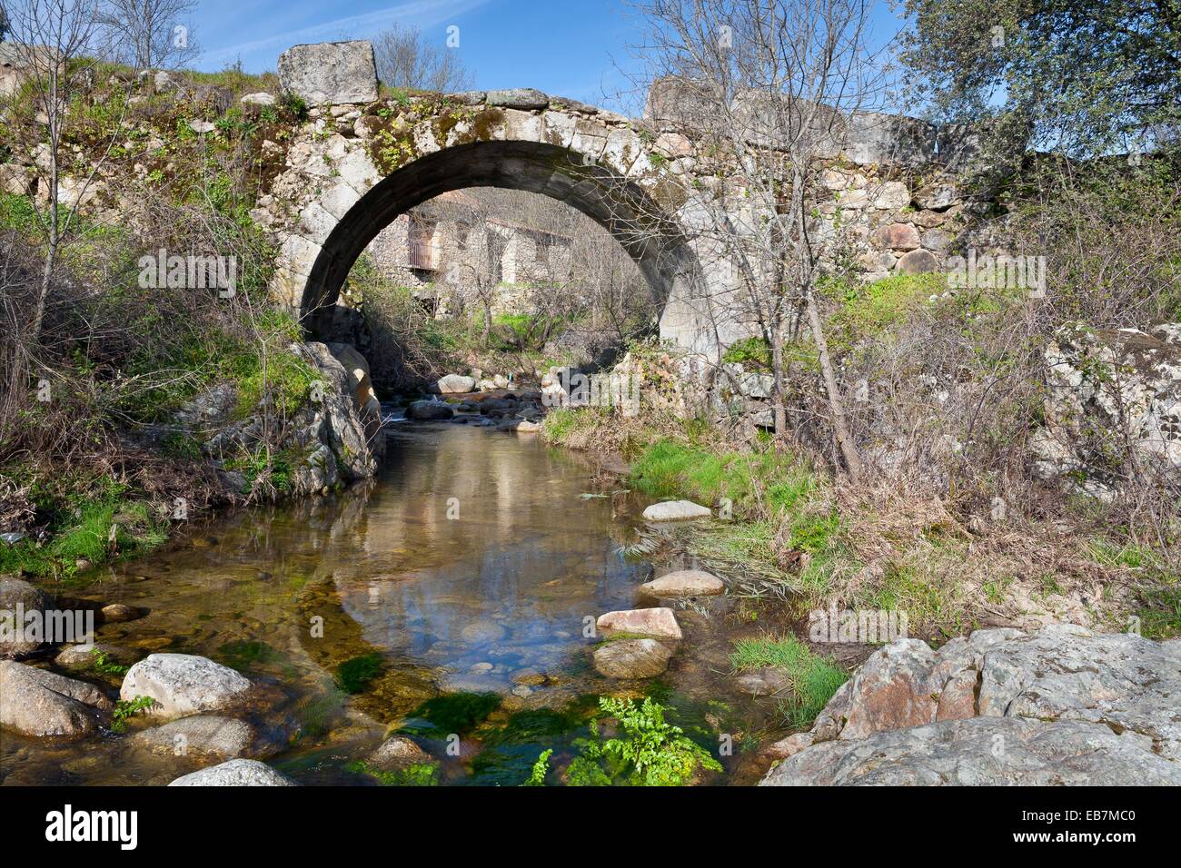 Sur le pont de Margara Cereceda flux. Tietar Valley. Casavieja. Avila ...
