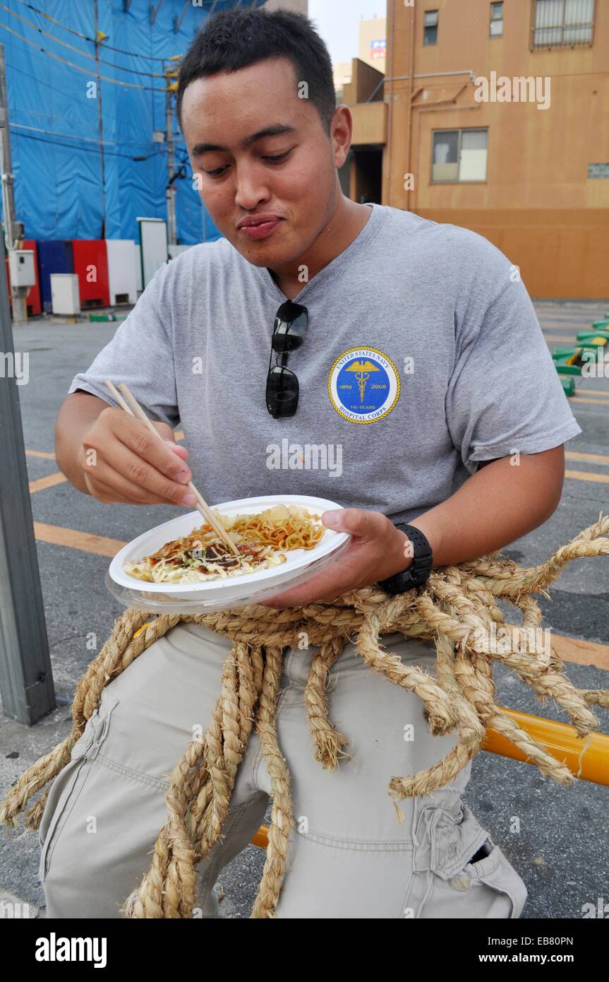 Soldier eating Banque de photographies et d’images à haute résolution ...