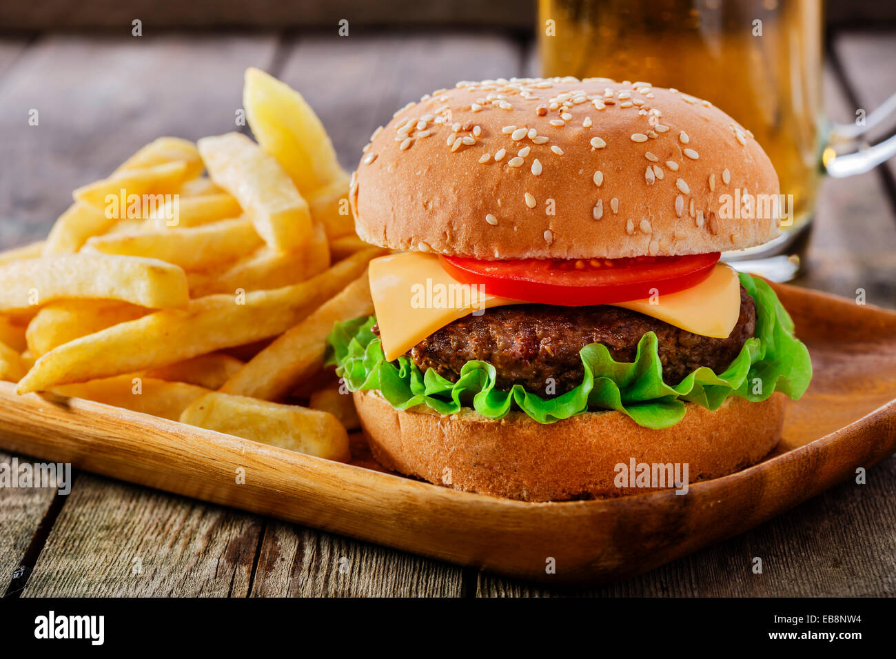 Burger avec des frites Banque de photographies et d’images à haute ...