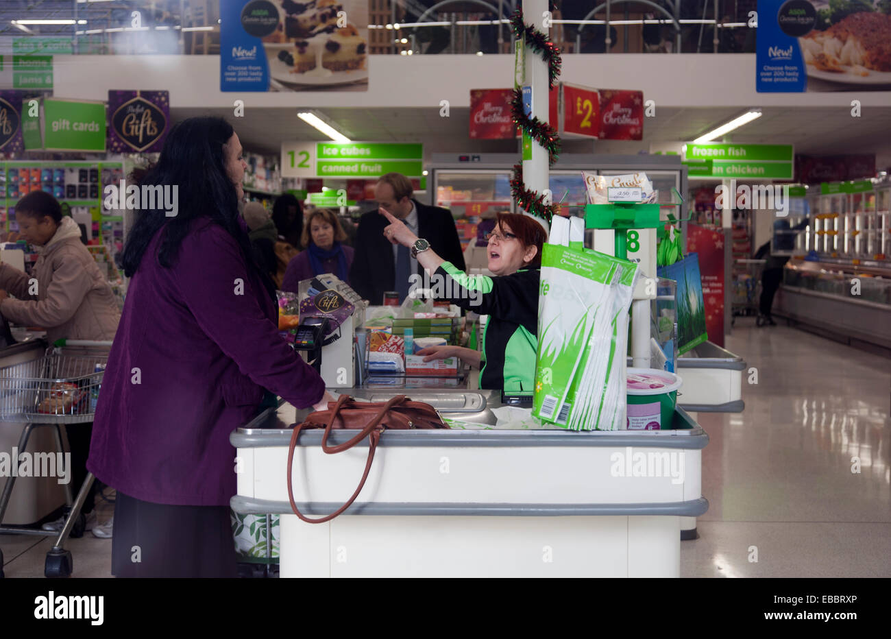 Cashier customers supermarket checkout Banque de photographies et d ...