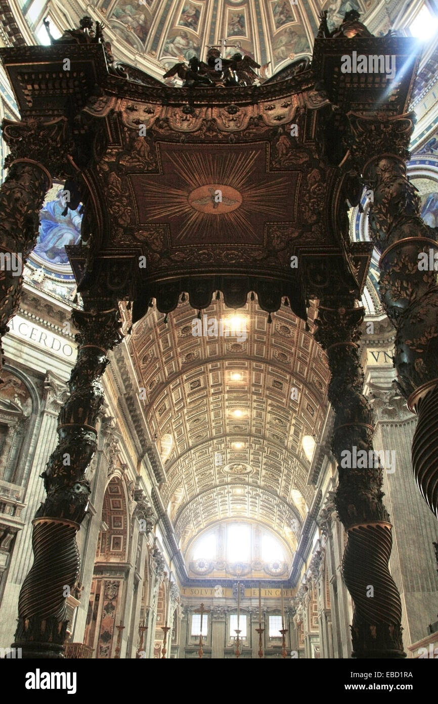 Avec l'autel du Bernini baldacchino. Basilique Papale de Saint Pierre ...