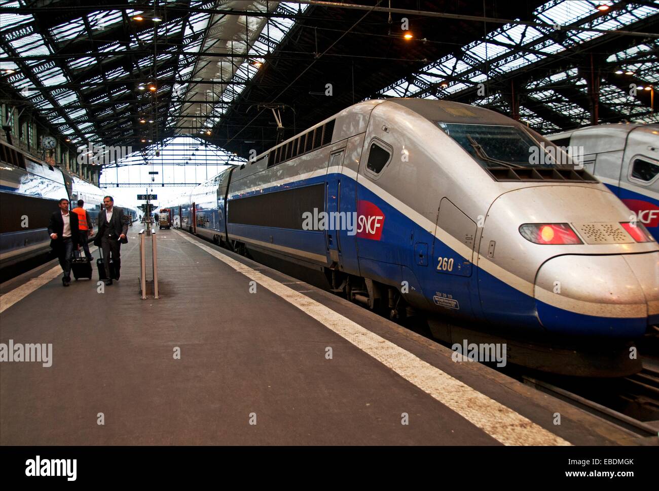 Bullet train TGV en gare de Lyon, Gare principale à Paris, France Photo ...