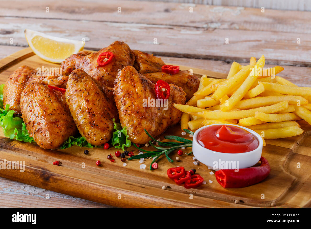 Le Poulet Frit Est Rouge Banque d'image et photos - Alamy