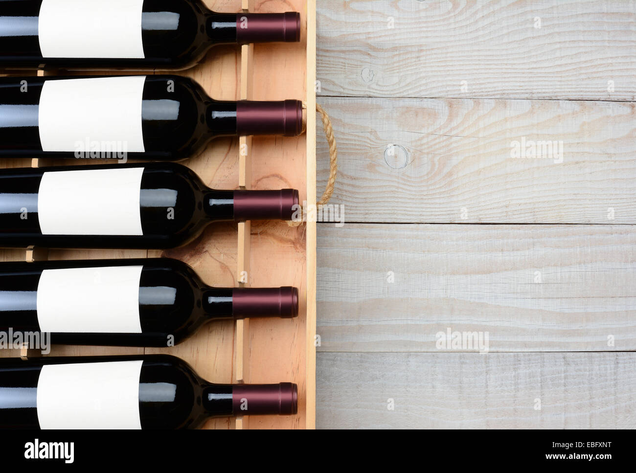 High angle shot d'un cas de bouteilles de vin rouge avec des étiquettes ...