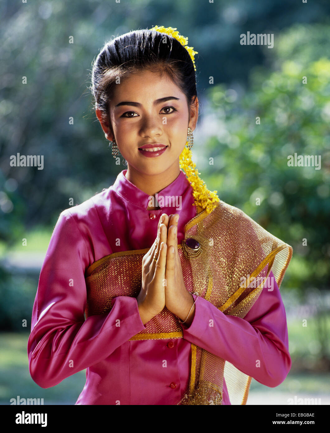 Le Wai Thai Un Geste Daccueil Jeune Femme Portant Un Costume