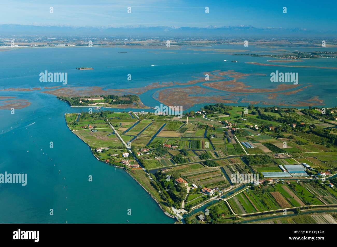 Vue aérienne de l'île de Sant'Erasmo, lagune de Venise, Italie, Europe ...