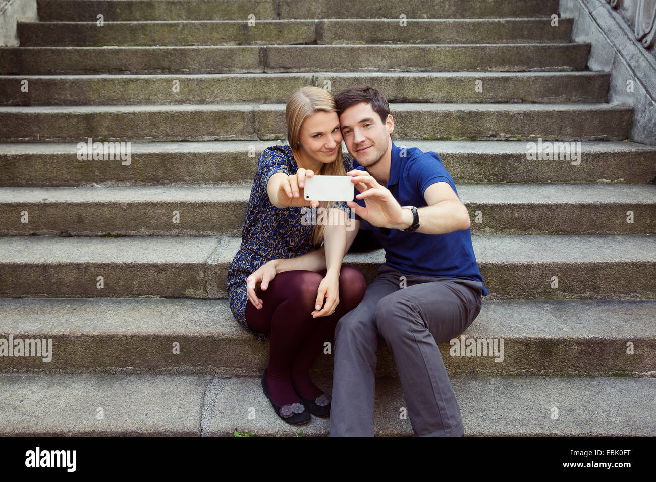 Couple posant dans la rue Banque de photographies et d’images à haute ...