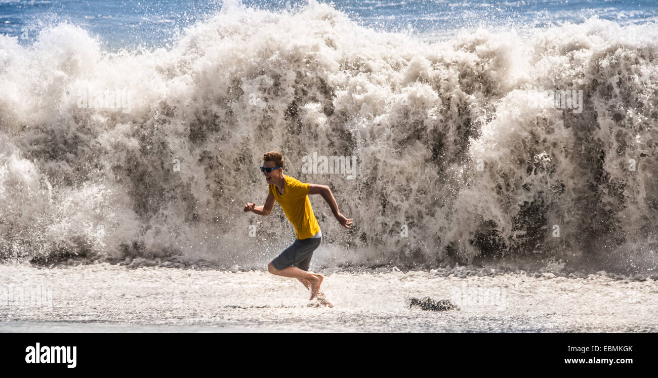 Run from a wave Banque de photographies et d’images à haute résolution ...