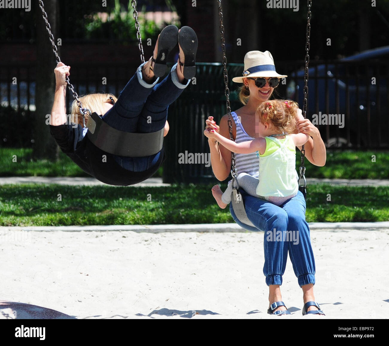 Jessica Alba bénéficie d'une journée au parc avec sa mère Catherine ...