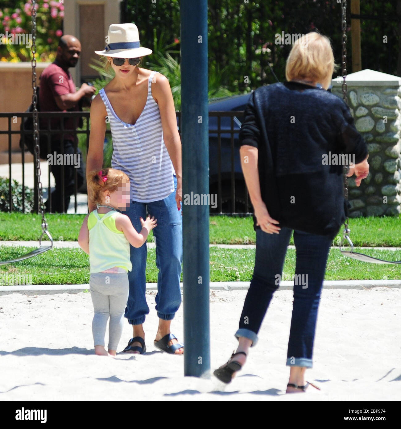 Jessica Alba bénéficie d'une journée au parc avec sa mère Catherine ...